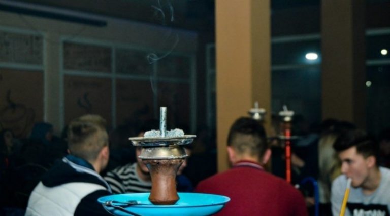 ALARMANTNO Maloljetnici masovno puše “šišu”, djeca u opasnosti: Nargila ...